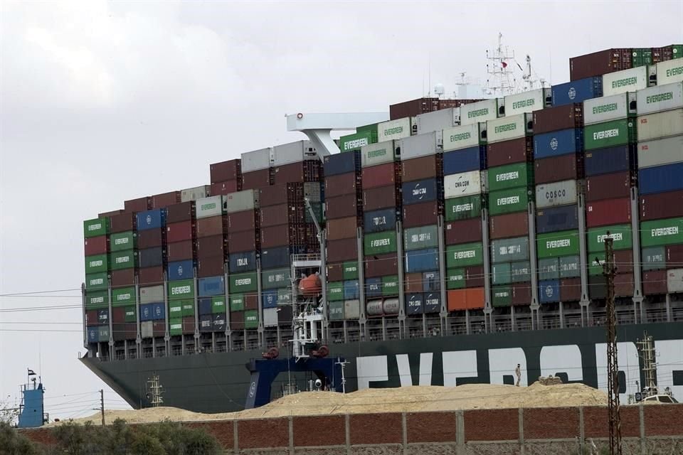 Batallan Por Desencallar Barco En Canal De Suez