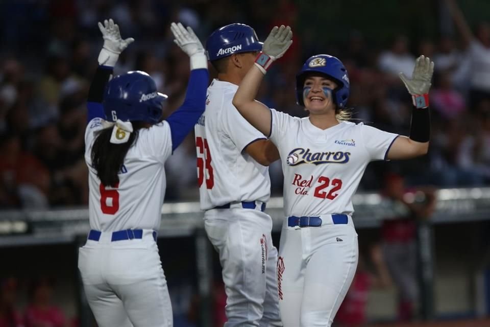 Blanquean Charros en softbol